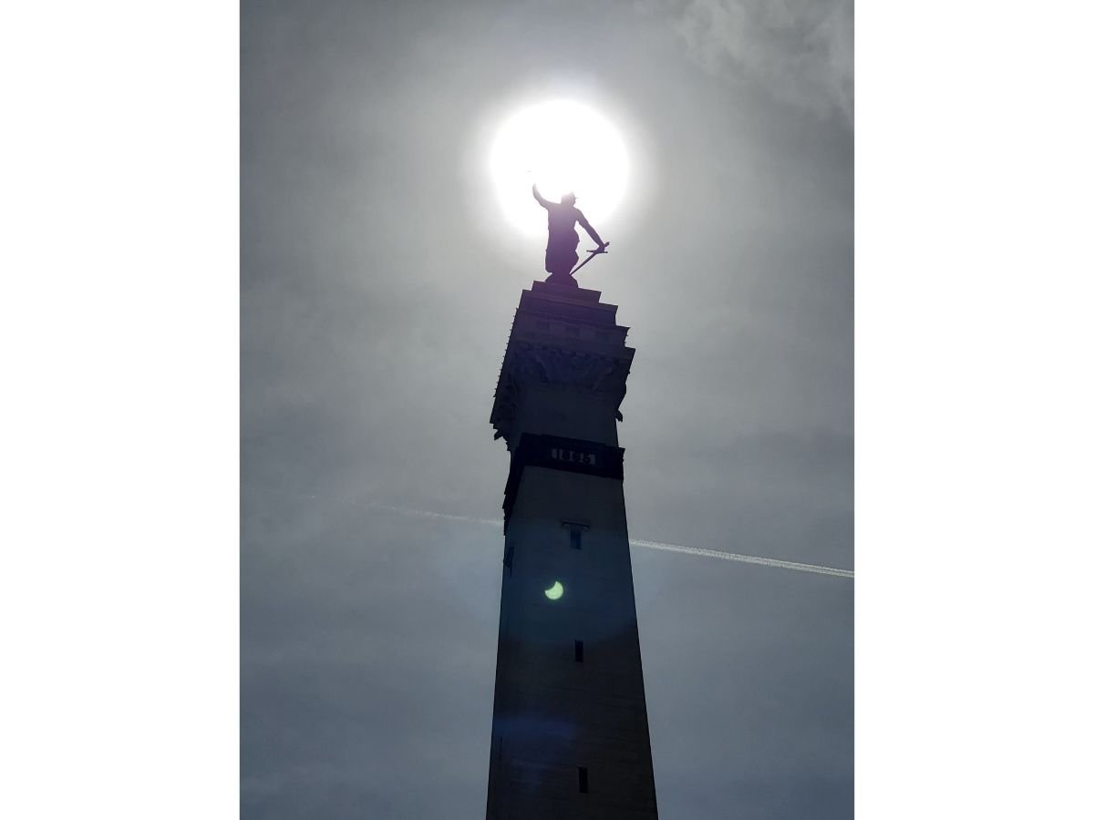 Thousands celebrate first total solar eclipse visible from Indiana in ...