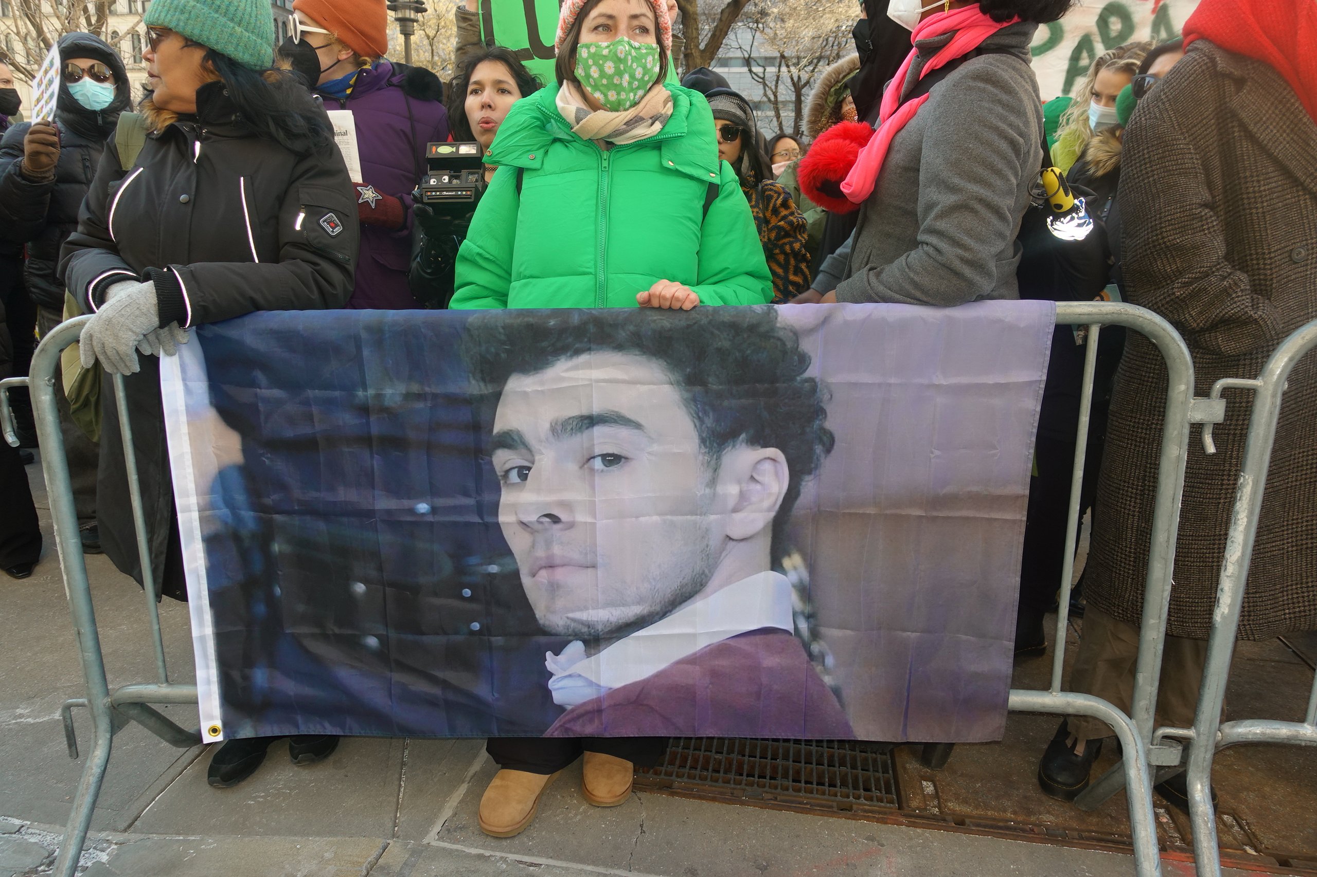 UnitedHealthcare CEO murder case brings out Luigi Mangione fans ...