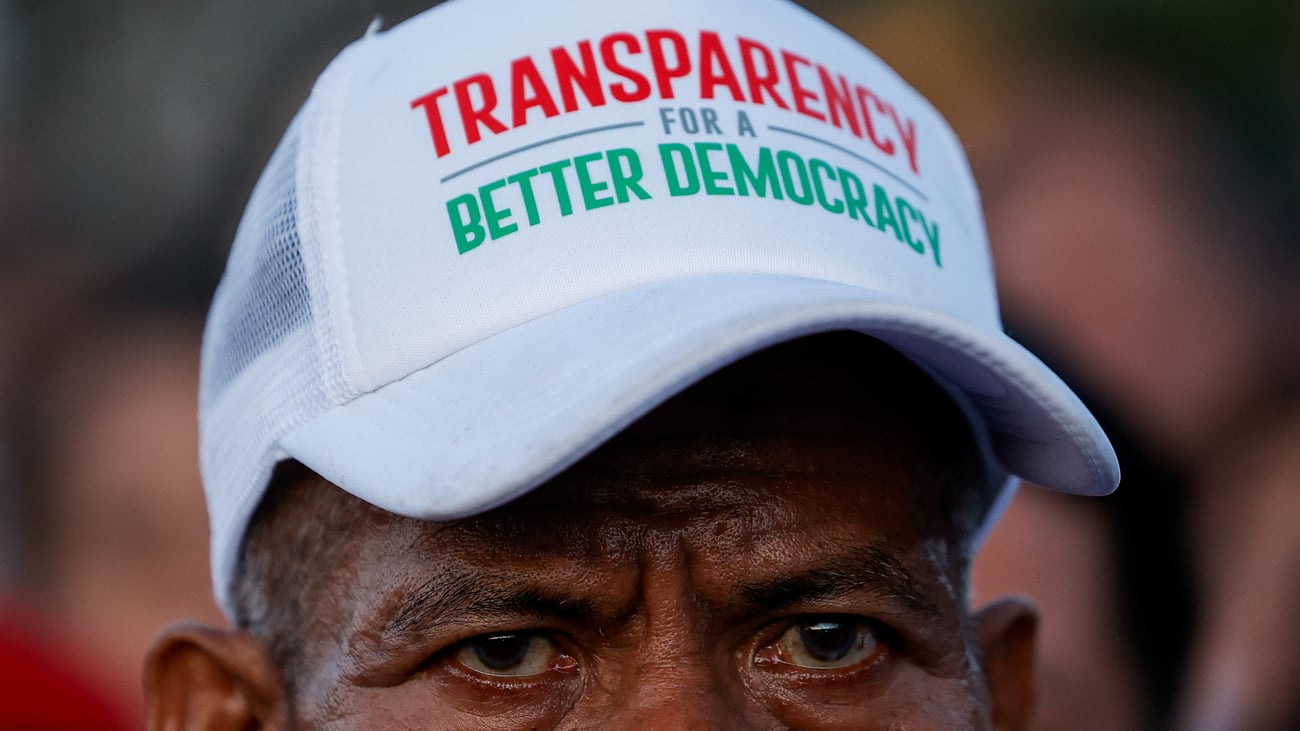 Hundreds of thousands rally in Manila against flood-control corruption ...