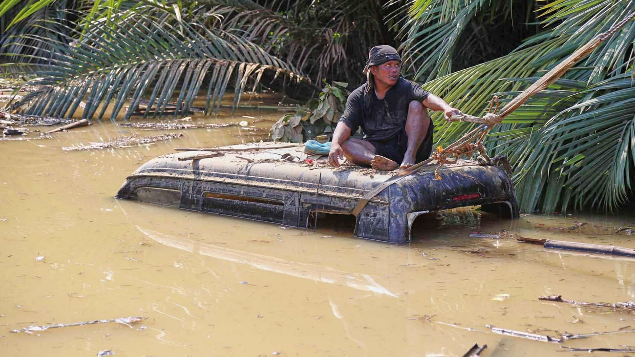 Fishermen missing in Vietnam as Philippines mourns dead from Typhoon ...