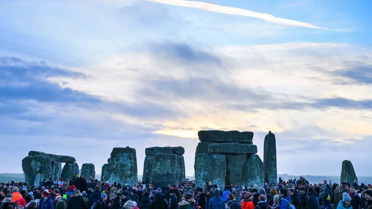 Thousands cheer as the sun rises on winter solstice at Stonehenge ...