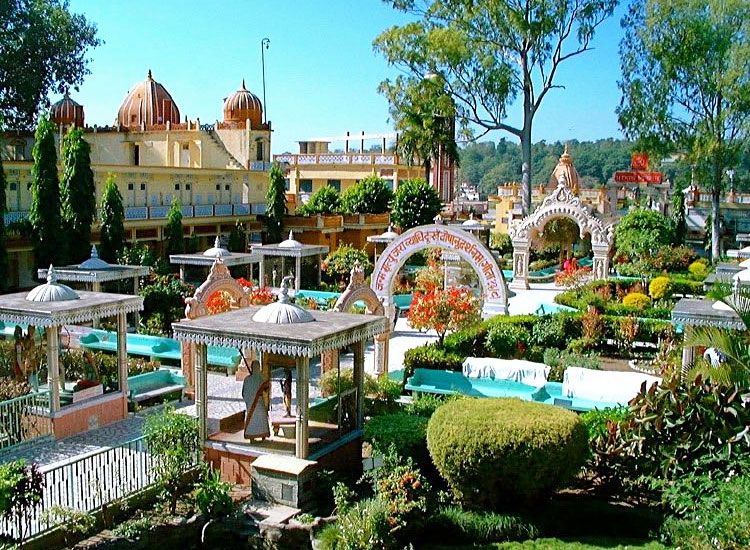 12 Best Ashrams in Rishikesh for Yoga & Meditation